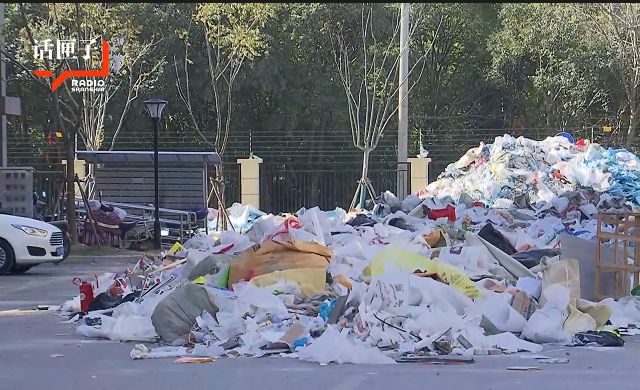沪一新小区遍布垃圾山，有一层楼高！居民出门无处下脚，记者现场惊呼“太震惊了”！——上海热线HOT频道