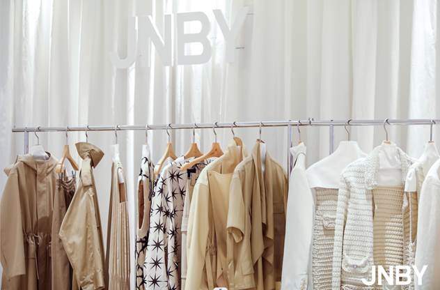 江南布衣旗下品牌JNBY发布2023夏季新品 跨界艺术演绎时尚美学——上海热线HOT频道