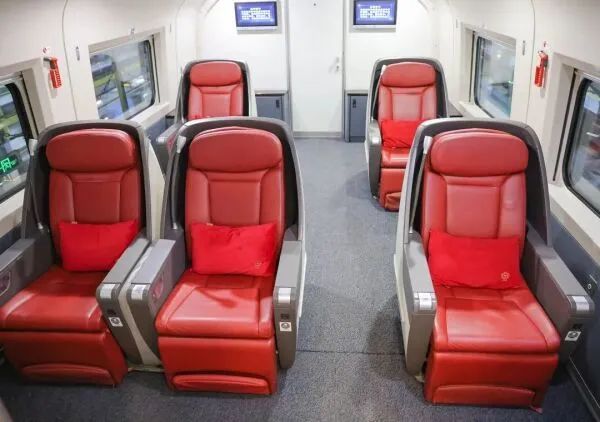 热搜第一！高铁推出一种全新坐席，12306回应！——上海热线HOT频道