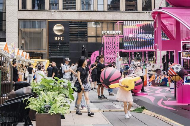 在南京路运动狂欢、在BFC放肆夜跑、在环球美食节试吃...火热夏夜，沪上商场气氛热烈——上海热线HOT频道